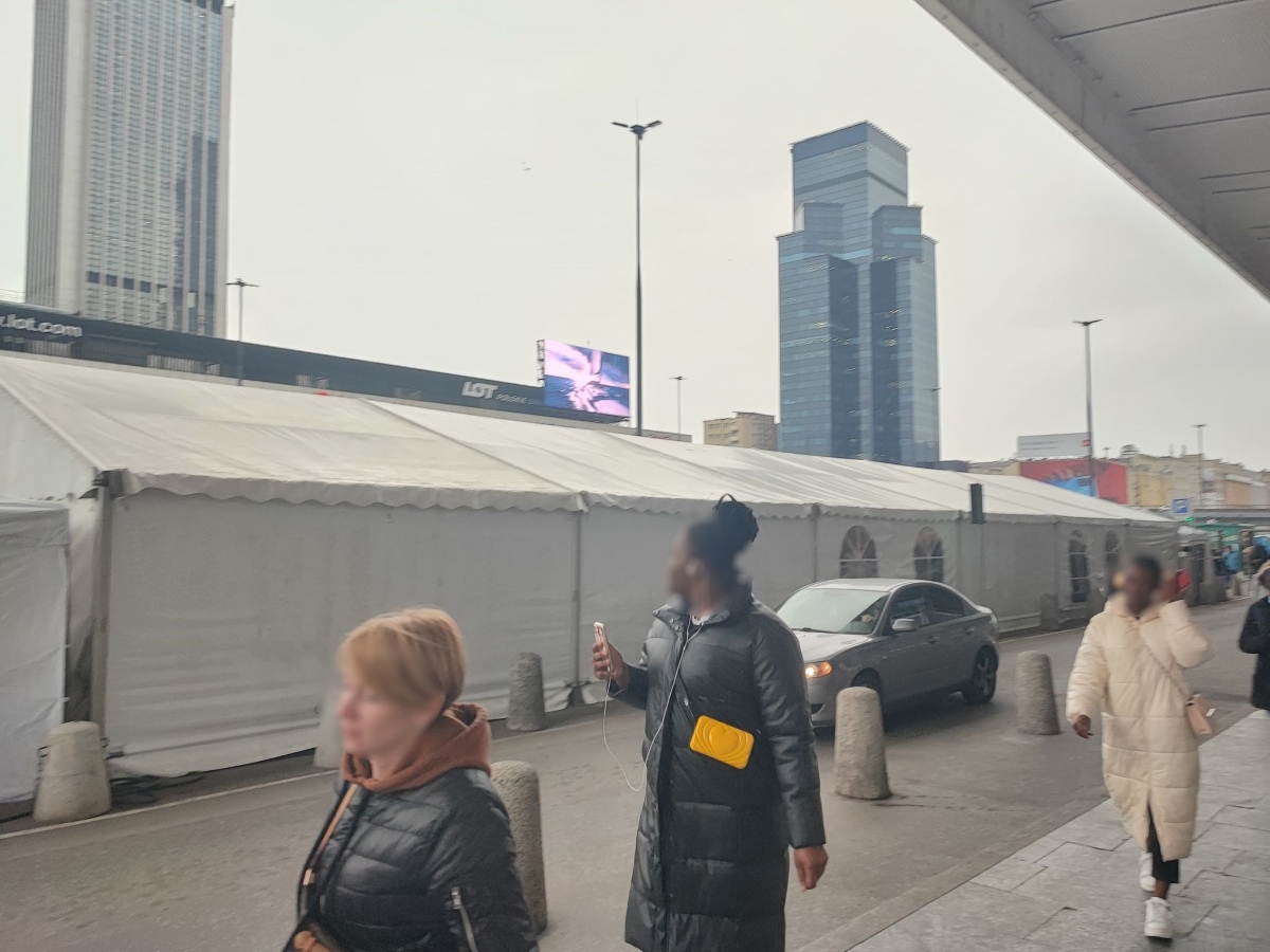 Przy Dworcu Centralnym stanął namiot. Byliśmy w środku [ZDJĘCIA] | Warszawa W Pigułce