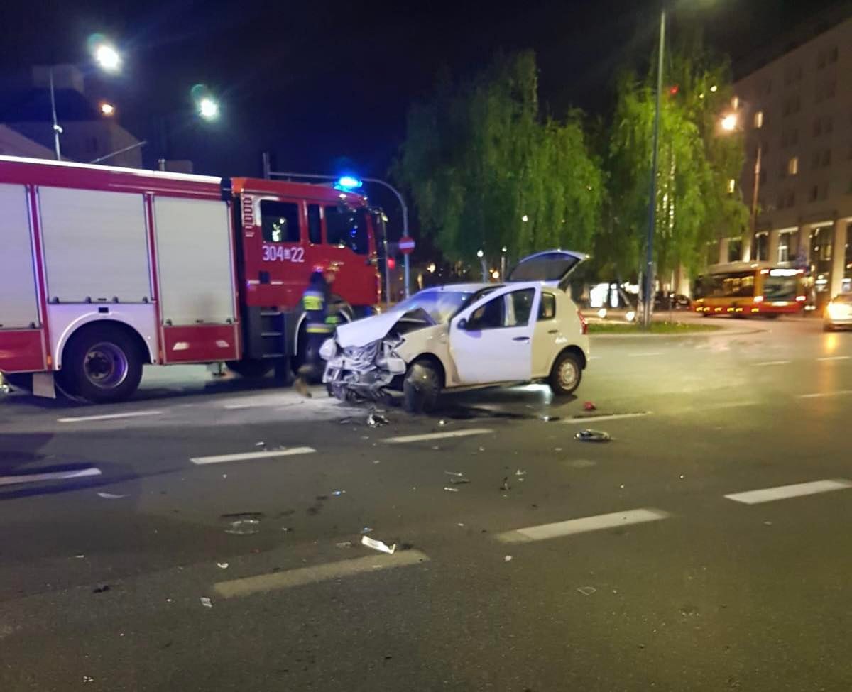Nocny wypadek w Śródmieściu. Kierowca miał wcześniej zabrane prawo ... Nocny wypadek w Śródmieściu. Kierowca miał wcześniej zabrane prawo ...