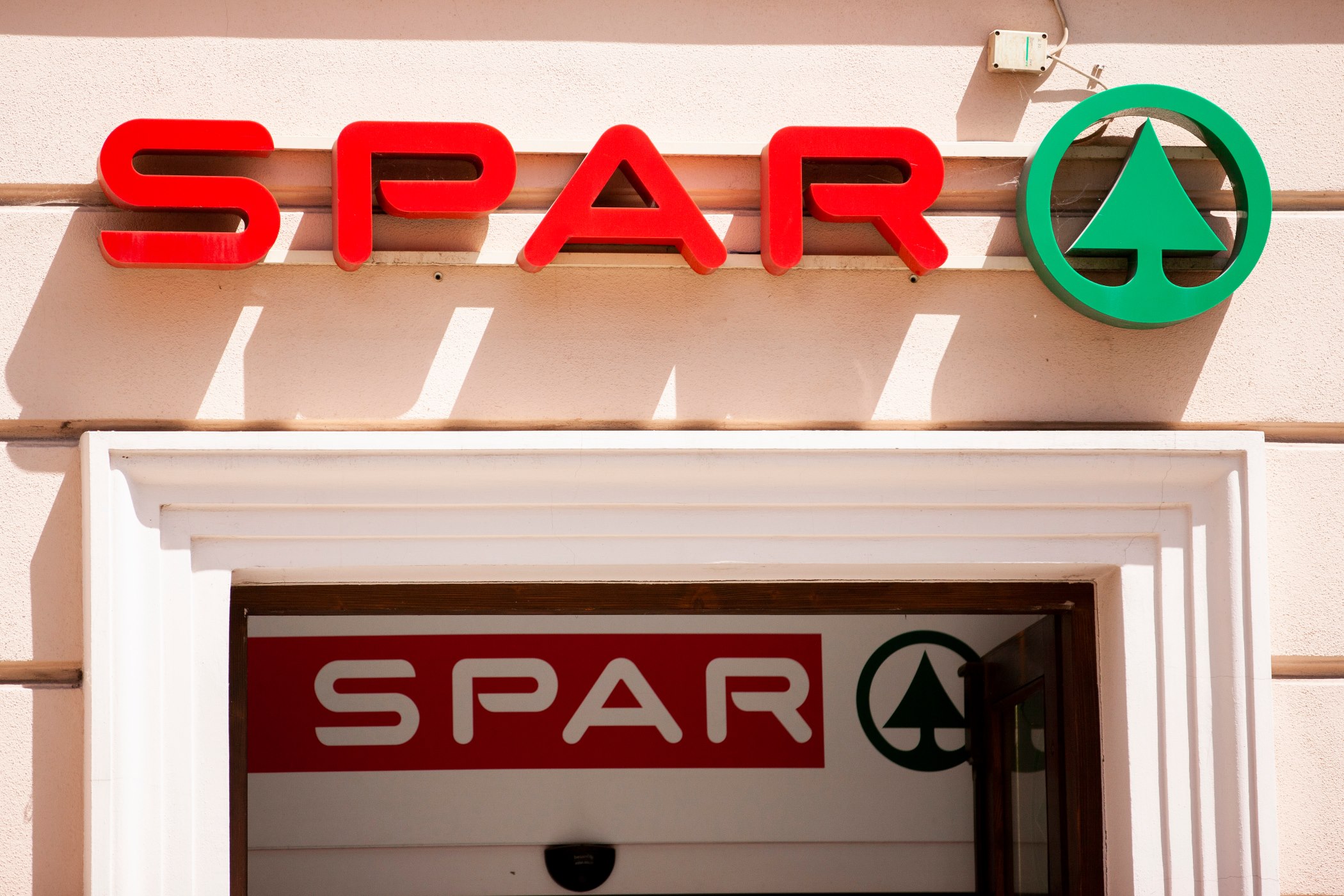 Sieć znanych marketów chce sprzedać swoje sklepy w Polsce. Kto przejmie ...