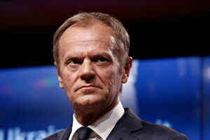 Premier wprowadził stan alarmowy. Służby na ulicach i kolei, kontrole ...